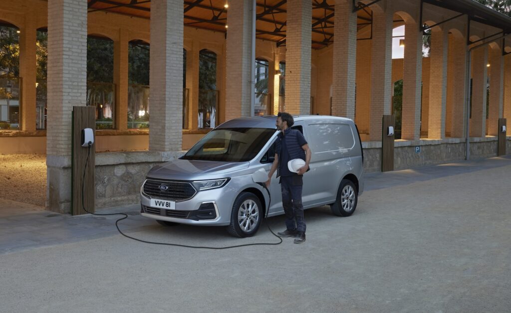 Ford : l’utilitaire Transit Connect reçoit une version hybride ...
