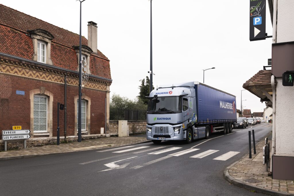 Camions électriques : Renault Trucks a aussi électrifié sa logistique ...